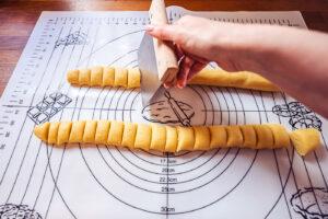 Serinakaker (Norwegian Butter Cookies) - Scandinavian Cookbook