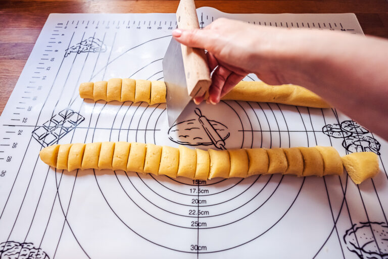 Serinakaker (Norwegian Butter Cookies) - Scandinavian Cookbook