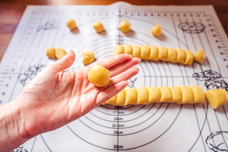 Serinakaker (Norwegian Butter Cookies) - Scandinavian Cookbook