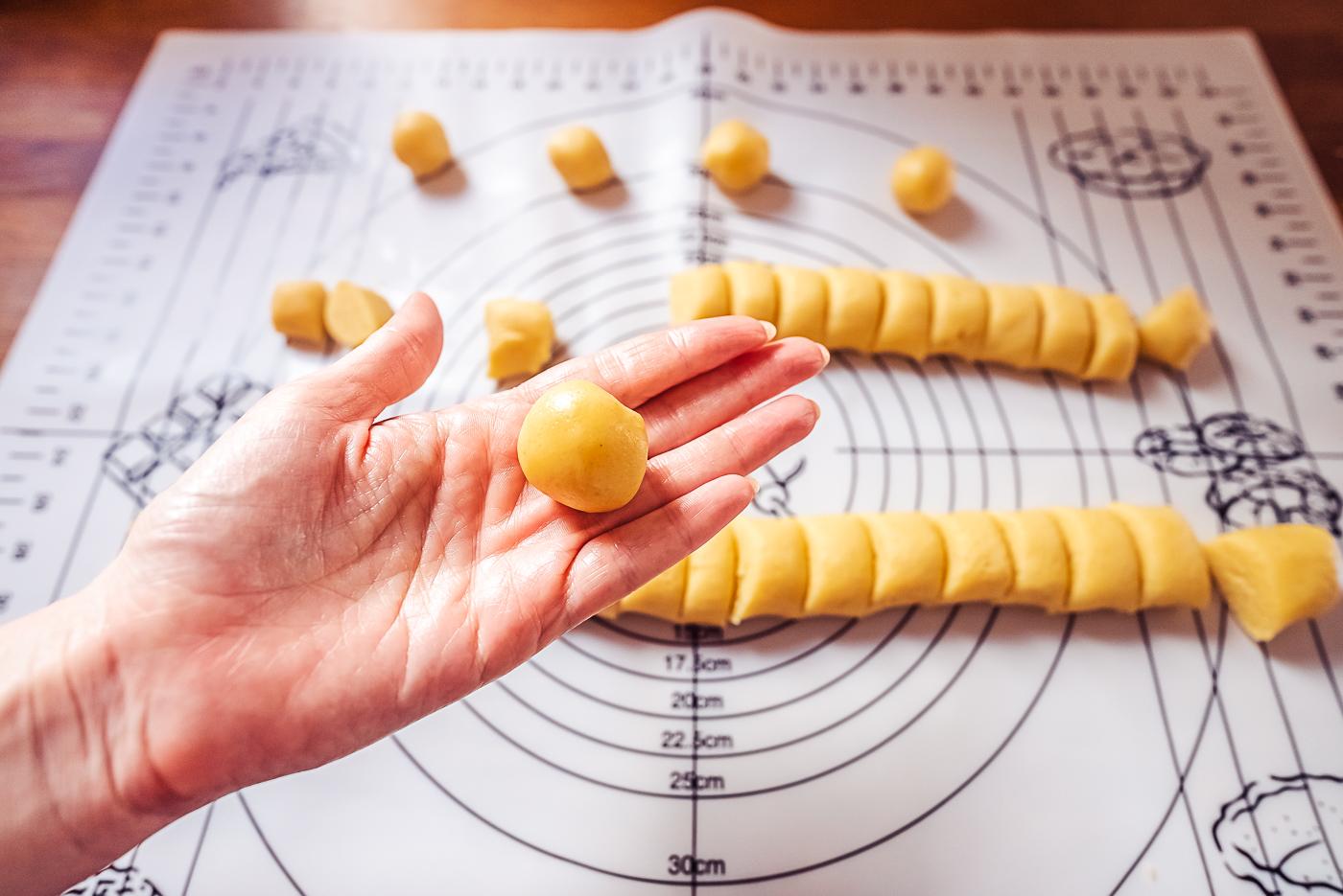 Serinakaker (Norwegian Butter Cookies) - Scandinavian Cookbook