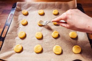 Serinakaker (Norwegian Butter Cookies) - Scandinavian Cookbook